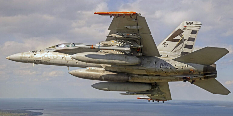 Επιτυχημένη δοκιμαστική πτήση F/A-18 Super Hornet με βλήμα καταστολής ...