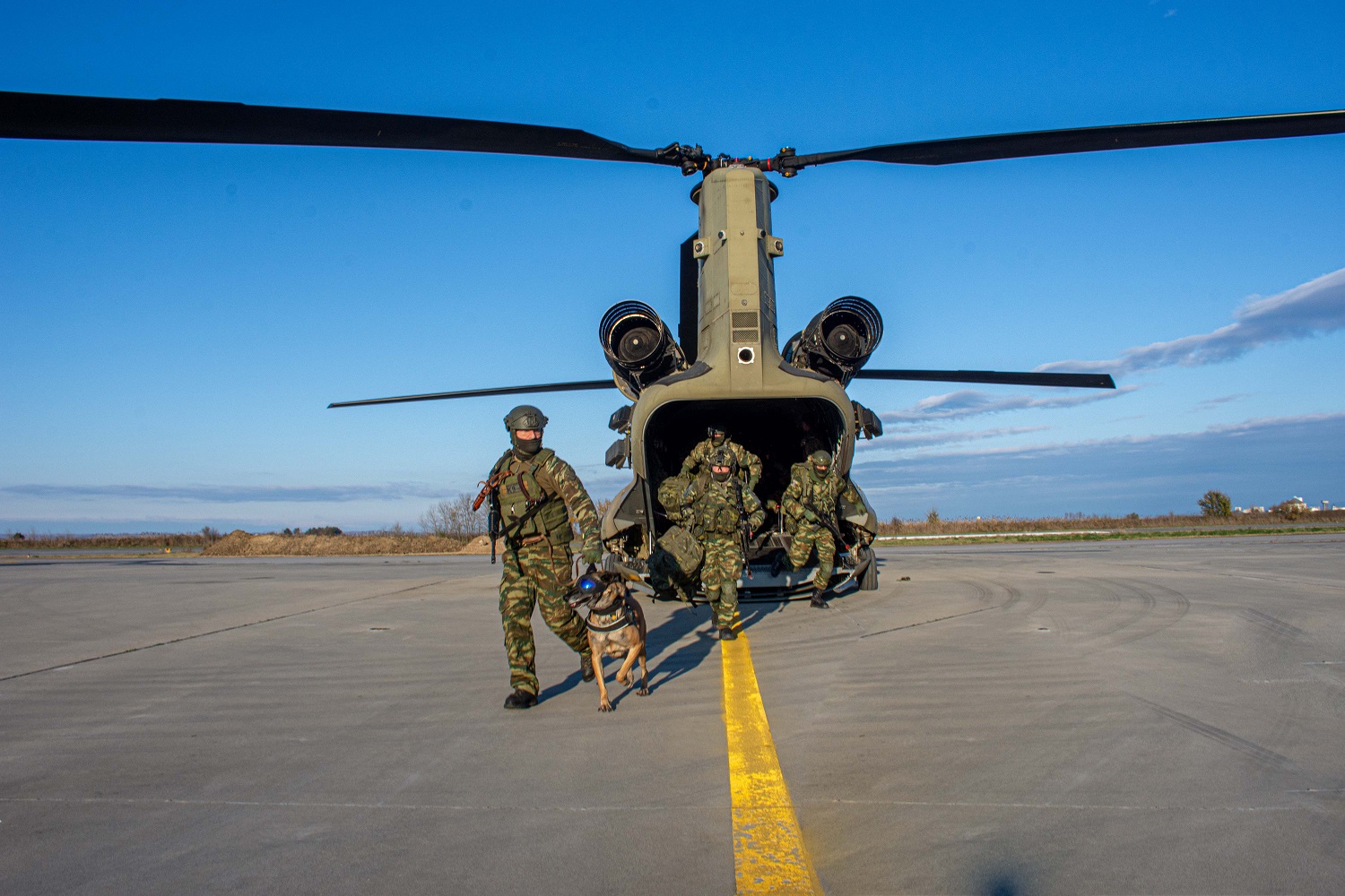 Οι δυνατότητες αεροκίνησης του Ελληνικού Στρατού σε πρώτο πλάνο ...