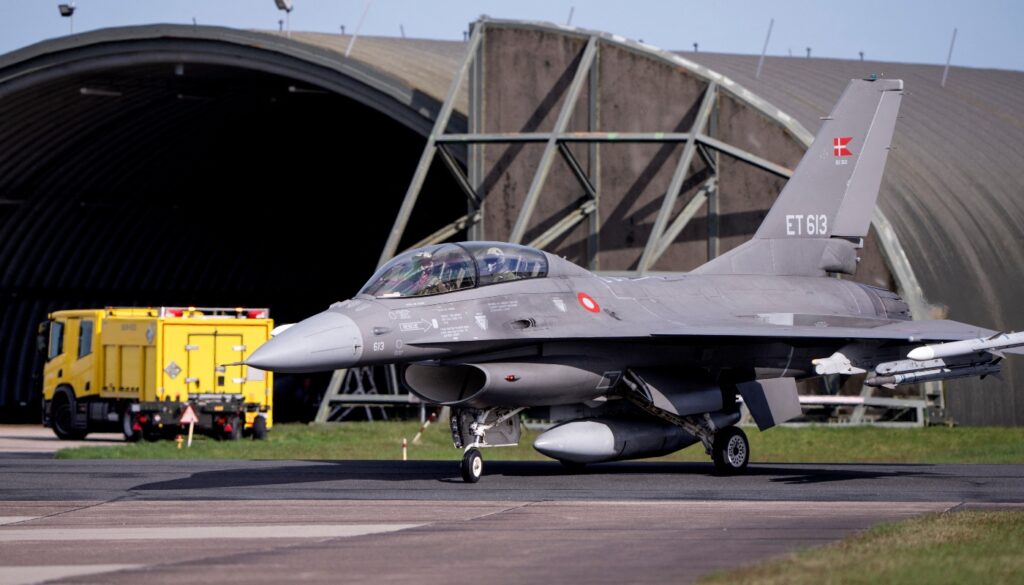 Η Αργεντινή παρέλαβε το πρώτο μεταχειρισμένο F-16 Block.10/15 Fighting ...