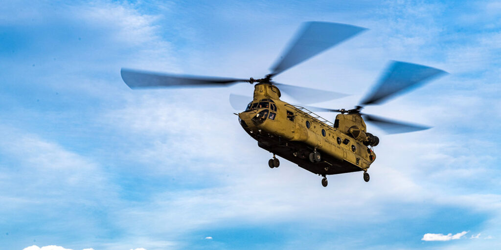 Ξεκίνησαν οι δοκιμές των μεταφορικών ελικοπτέρων CH-47 Chinook με τους ...