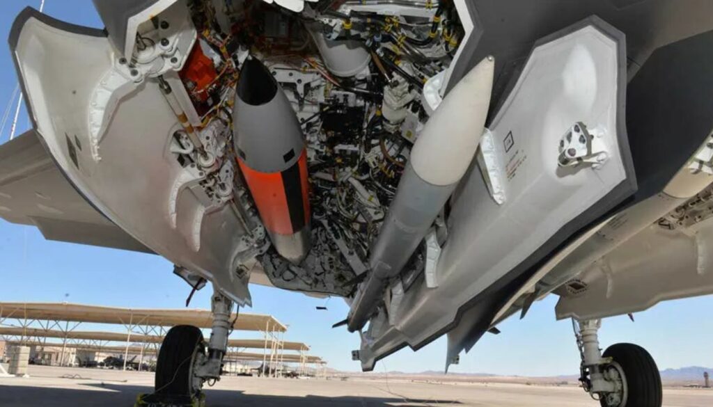 Το F-35A Lightning II πιστοποιήθηκε για μεταφορά της πυρηνικής βόμβας ...