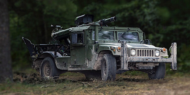 HUMVEE 2-CT Hawkeye MHS: Ένα αυτοκινούμενο πυροβόλο των 105 χιλιοστών ...