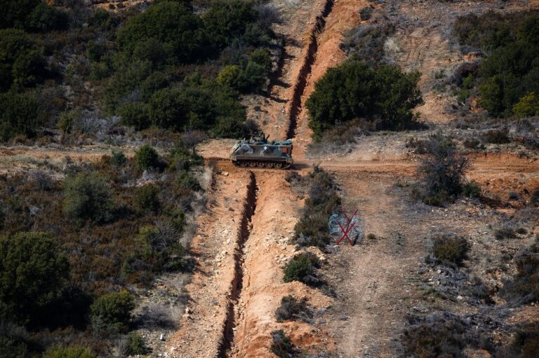 Η XXV Τεθωρακισμένη Ταξιαρχία αντεπιτίθεται: Πυρά με Leo-2HEL, Apache ...