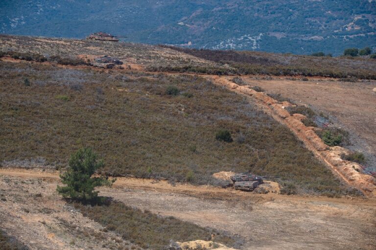 Η XXV Τεθωρακισμένη Ταξιαρχία αντεπιτίθεται: Πυρά με Leo-2HEL, Apache ...