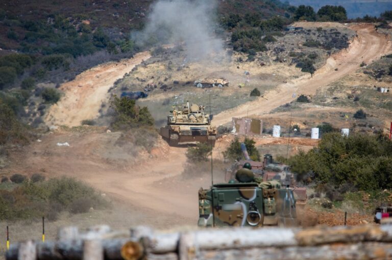 Η XXV Τεθωρακισμένη Ταξιαρχία αντεπιτίθεται: Πυρά με Leo-2HEL, Apache ...