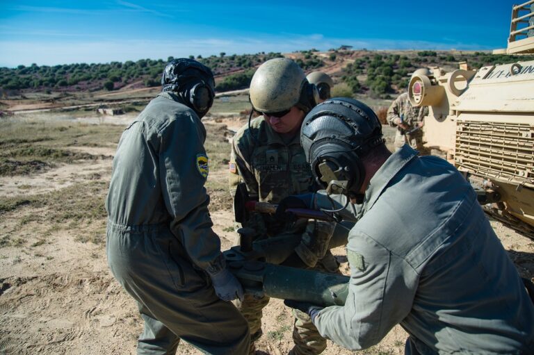 Η XXV Τεθωρακισμένη Ταξιαρχία αντεπιτίθεται: Πυρά με Leo-2HEL, Apache ...