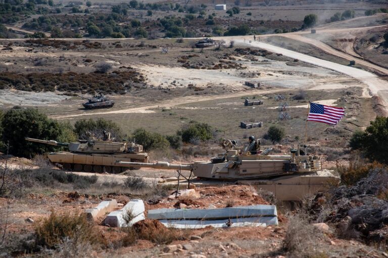 Η XXV Τεθωρακισμένη Ταξιαρχία αντεπιτίθεται: Πυρά με Leo-2HEL, Apache ...