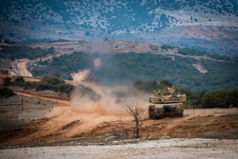 Η XXV Τεθωρακισμένη Ταξιαρχία αντεπιτίθεται: Πυρά με Leo-2HEL, Apache ...