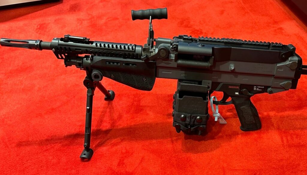 «DSEI 2023»: Η Heckler & Koch παρουσίασε το νέο πολυβόλο HK-421 των 7 ...