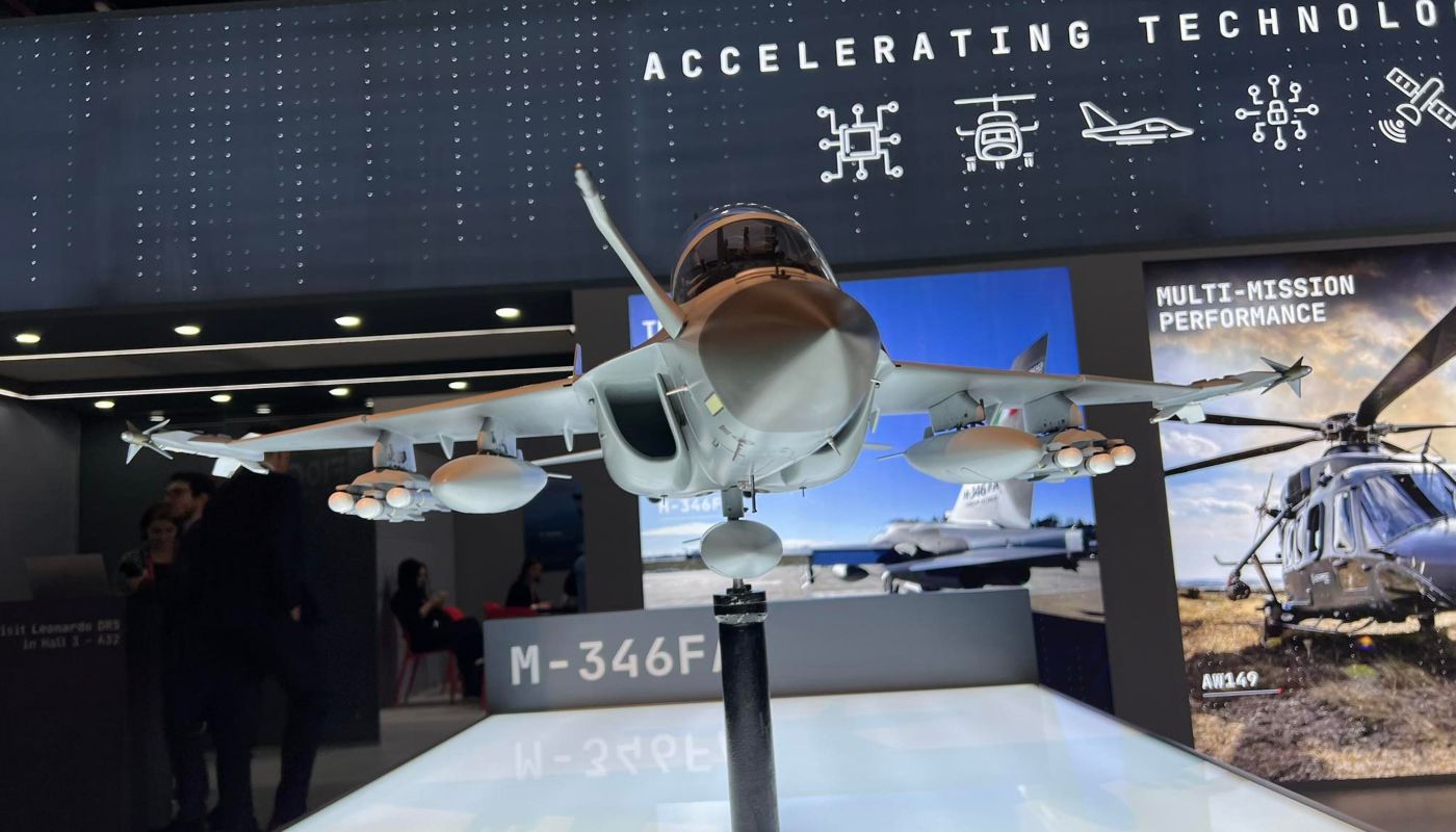 «IDEX 2023»: H Leonardo παρουσίασε το εκπαιδευτικό, ελαφρύ μαχητικό ...