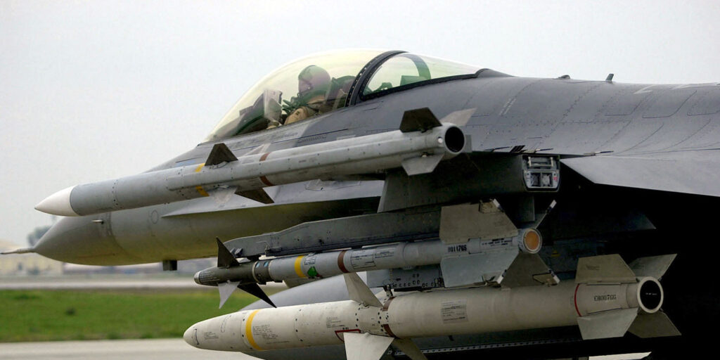 Ο λόγος που τα F-16 μεταφέρουν πυραύλους AIM-120 AMRAAM στα ...