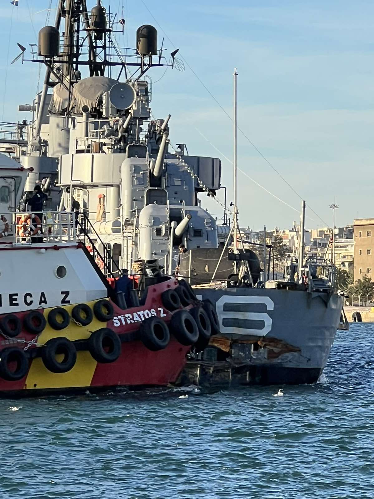 Το πληγωμένο αντιτορπιλικό «ΒΕΛΟΣ» ρυμουλκήθηκε στο λιμάνι της ...